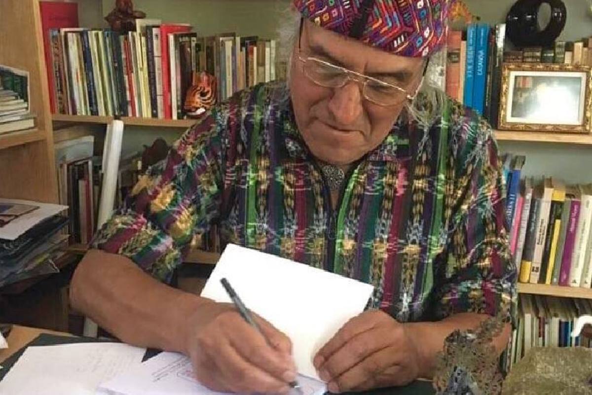 La obra de Humberto Ak'abal se muestra en un espectáculo de la calle