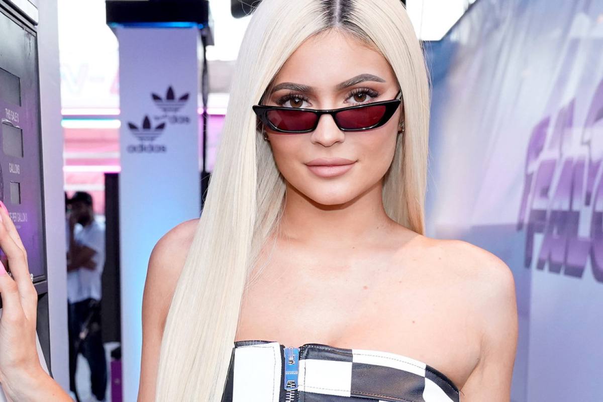 Kylie Jenner se mueve al ritmo de J Balvin y se besa con una mujer