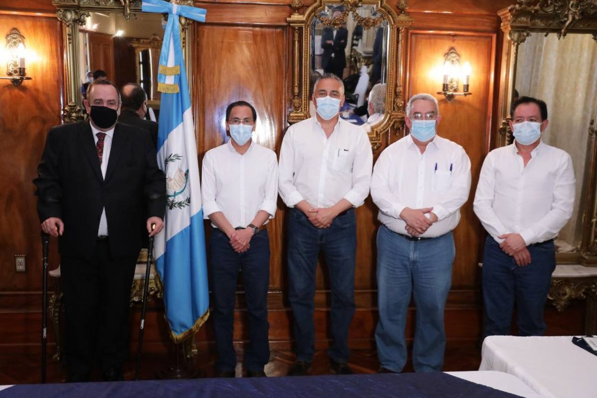 Giammattei reconoce "incansable labor" del exministro Hugo Monroy