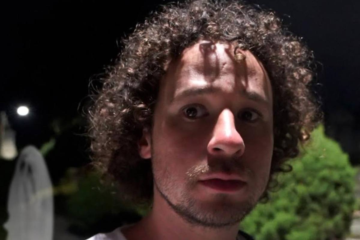 Fans aplastan a Luisito Comunica hasta que se desmaya