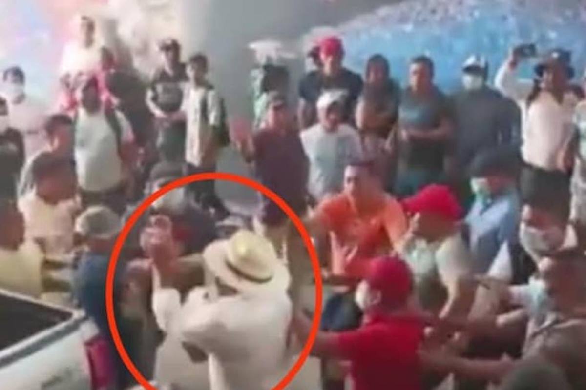 VIDEO: alcalde de Samayac se va a los golpes con vecinos