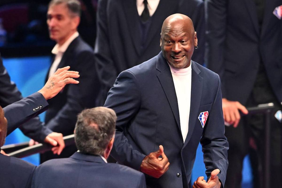 Pagan cifra millonaria por camiseta de Michael Jordan