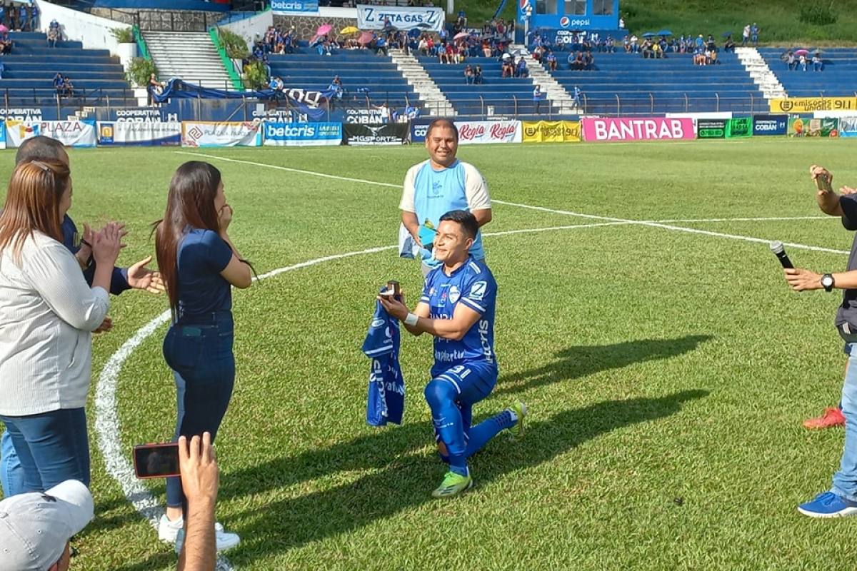César Calderón le propone matrimonio a su novia en el estadio de Cobán
