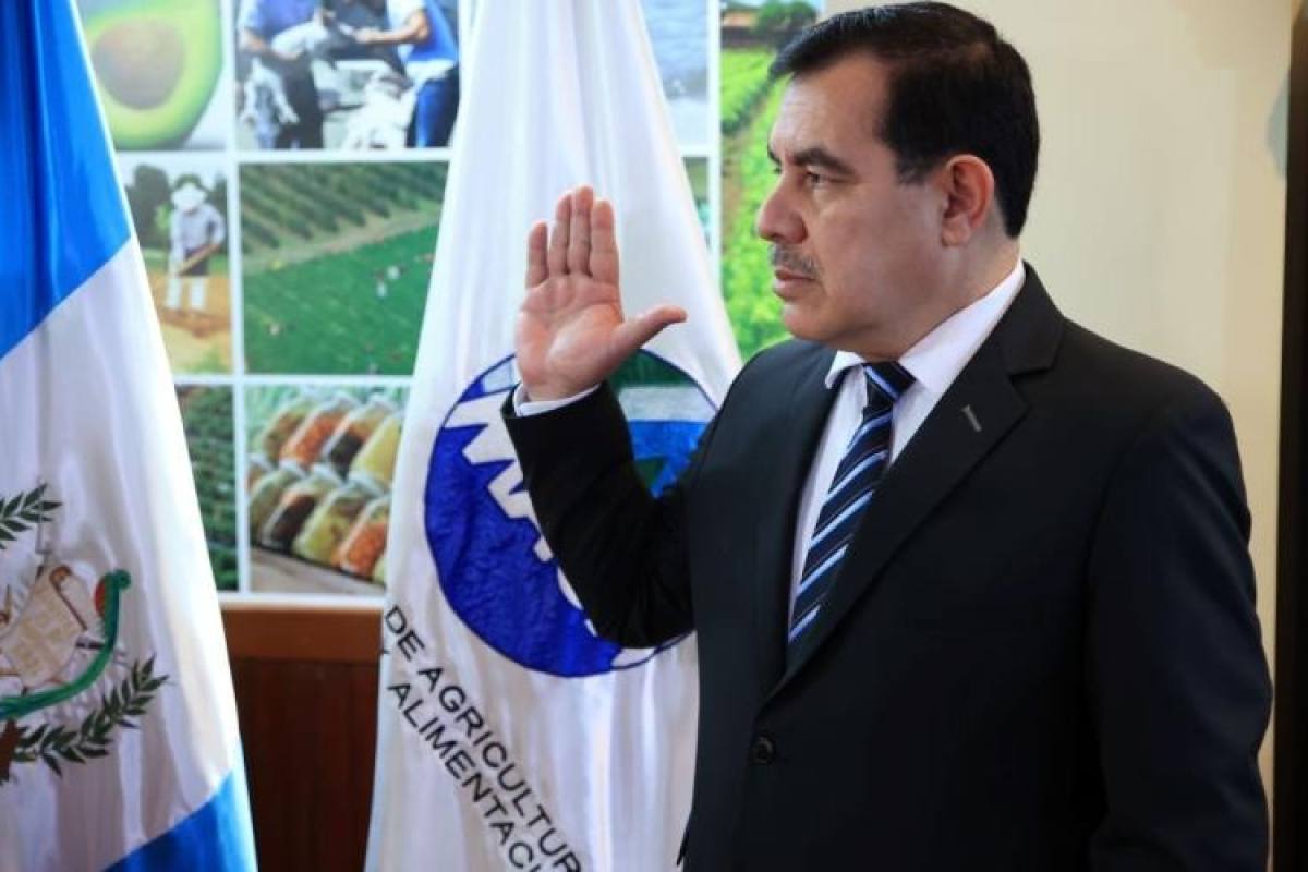 Edgar de León asume como ministro de Agricultura