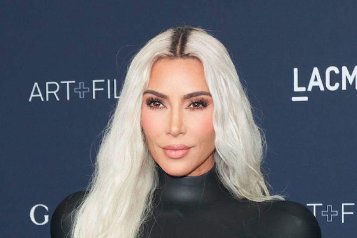 Kim Kardashian recibe las fiestas de fin de año con radical cambio de look