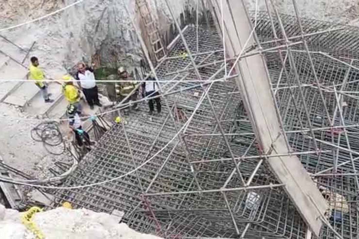Mueren trabajadores tras colapso de una estructura metálica