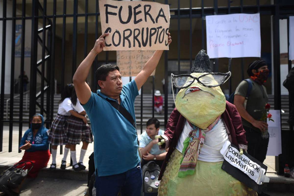 Ciudadanos protestan frente al Ministerio Público