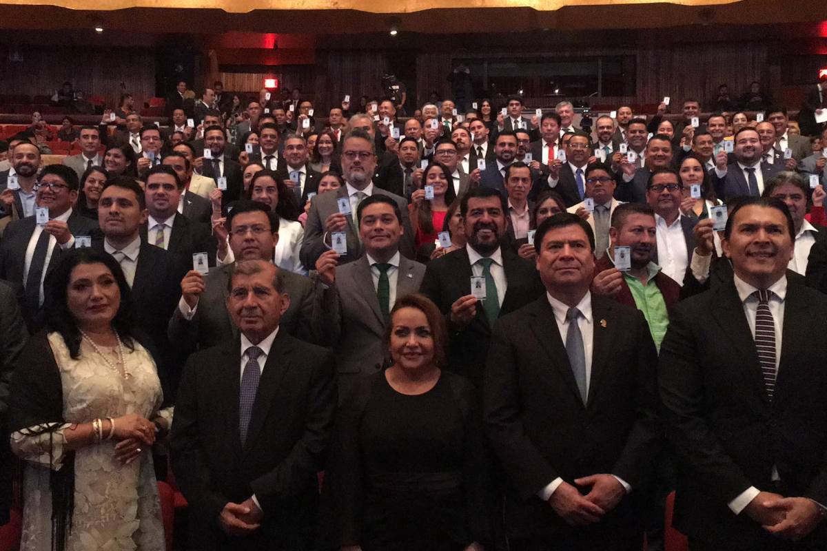 TSE entrega credenciales a diputados electos