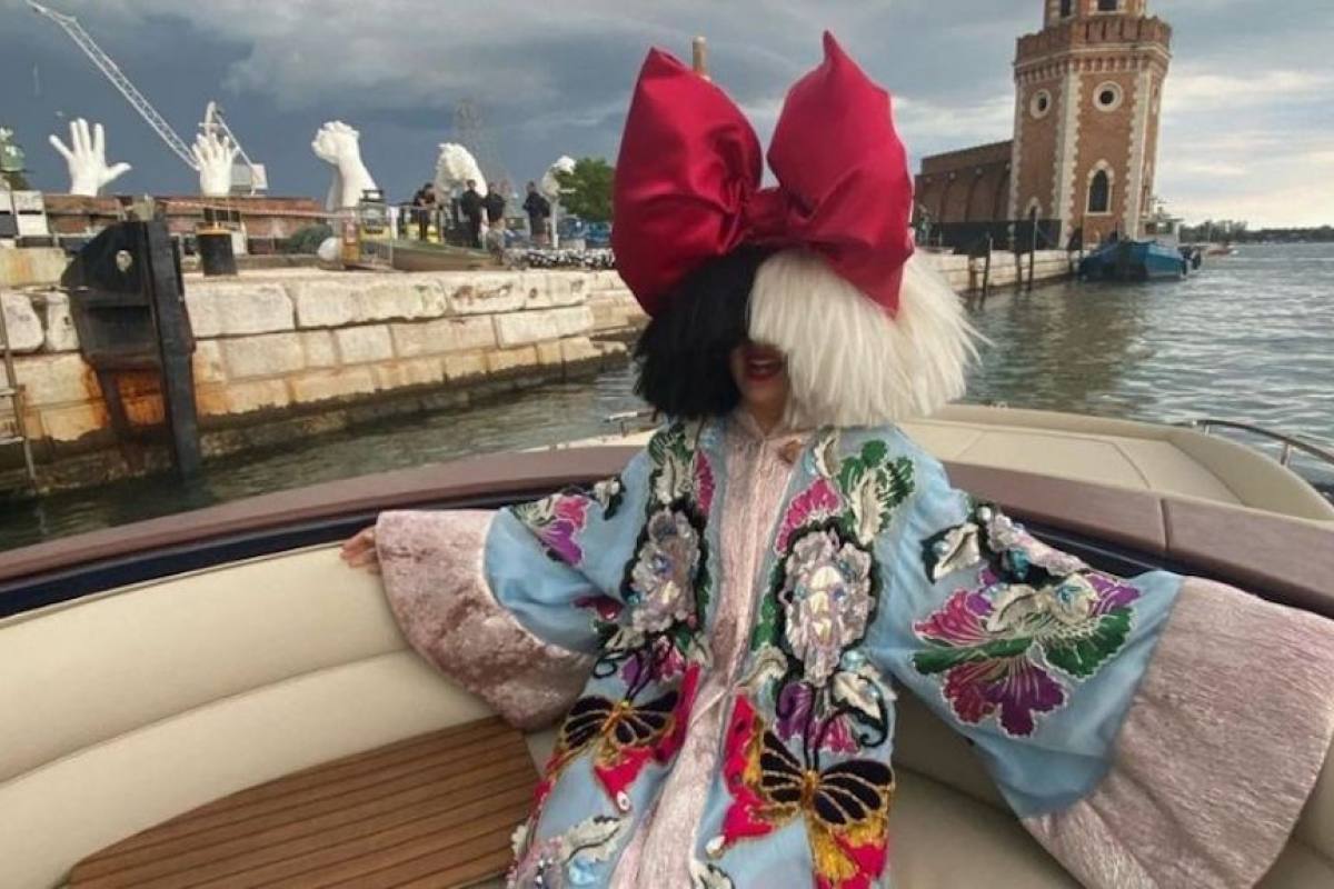 La cantante SIa reaparece y sorprende con cambios en su rostro