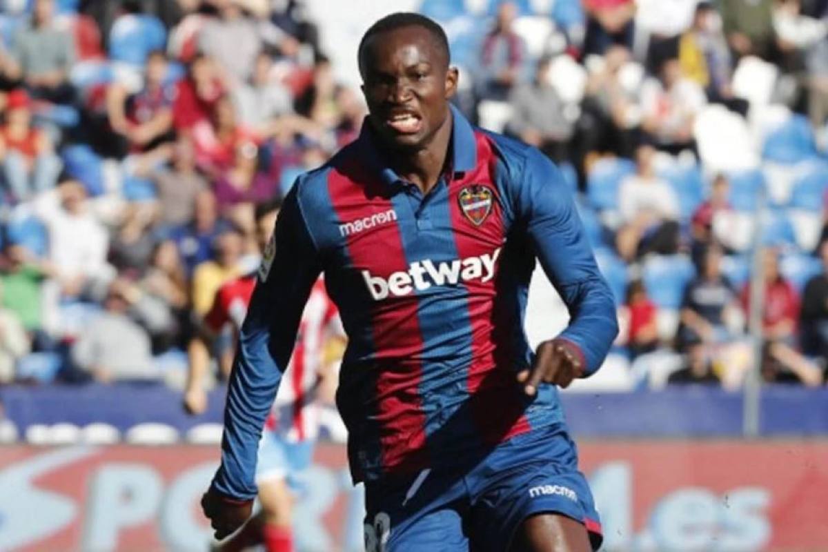 Jugador ghanés Raphael Dwamena fallece en pleno partido
