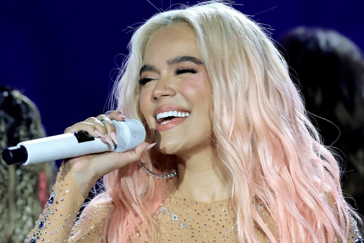 Karol G presume su bronceado y su cuerpazo en traje de baño