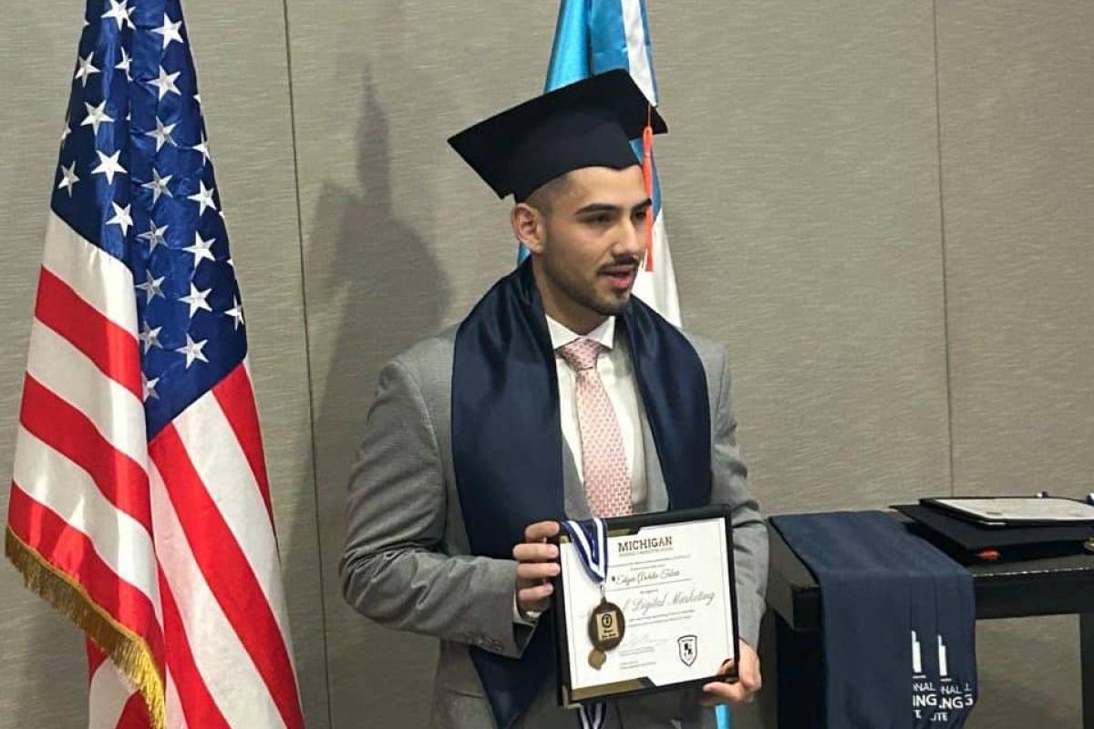 Edgar Archila graduación Magíster en Marketing Digital 2024
