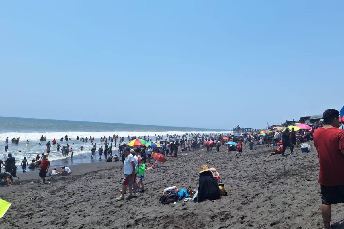 Llenan la playa de Champerico durante este Sábado de Gloria