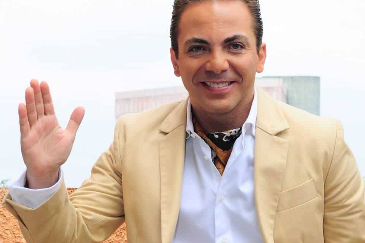 Cristian Castro aparece posando con su nueva novia