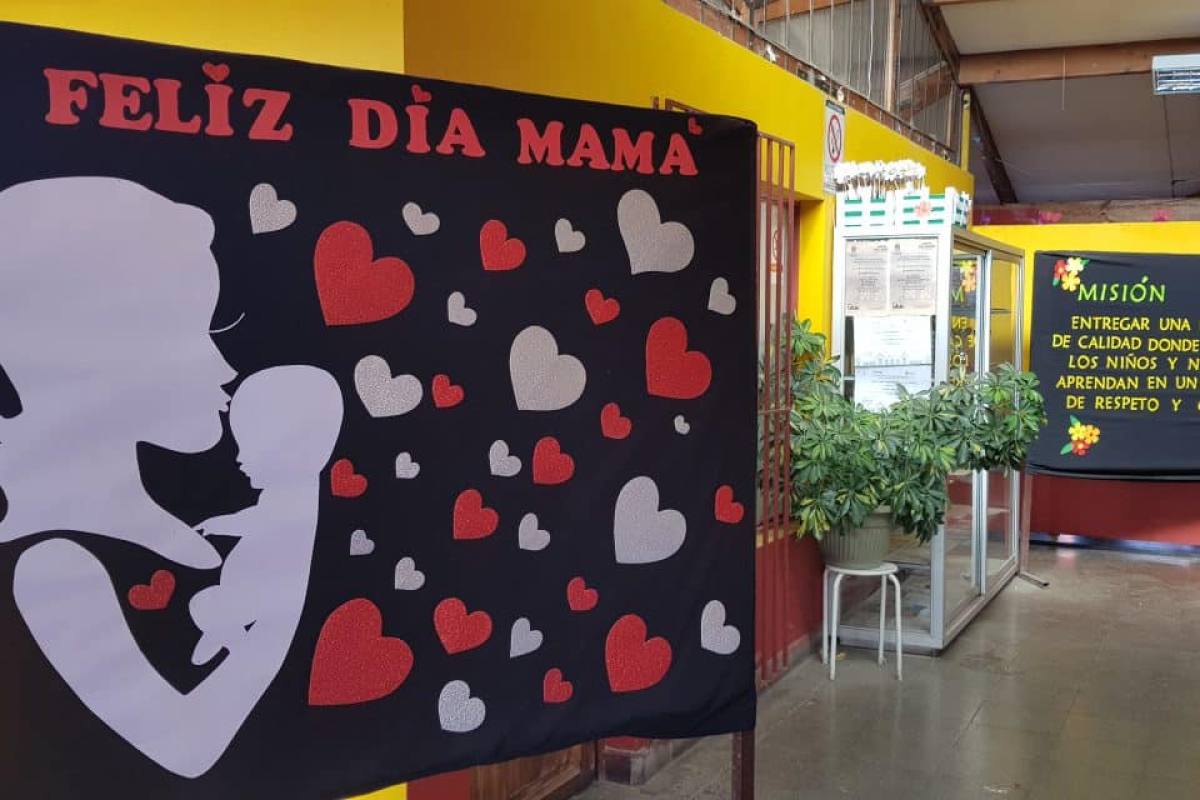 Escuela contrata strippers para festejar el Día de las Madres Escuela contrata strippers para festejar el Día de las Madres