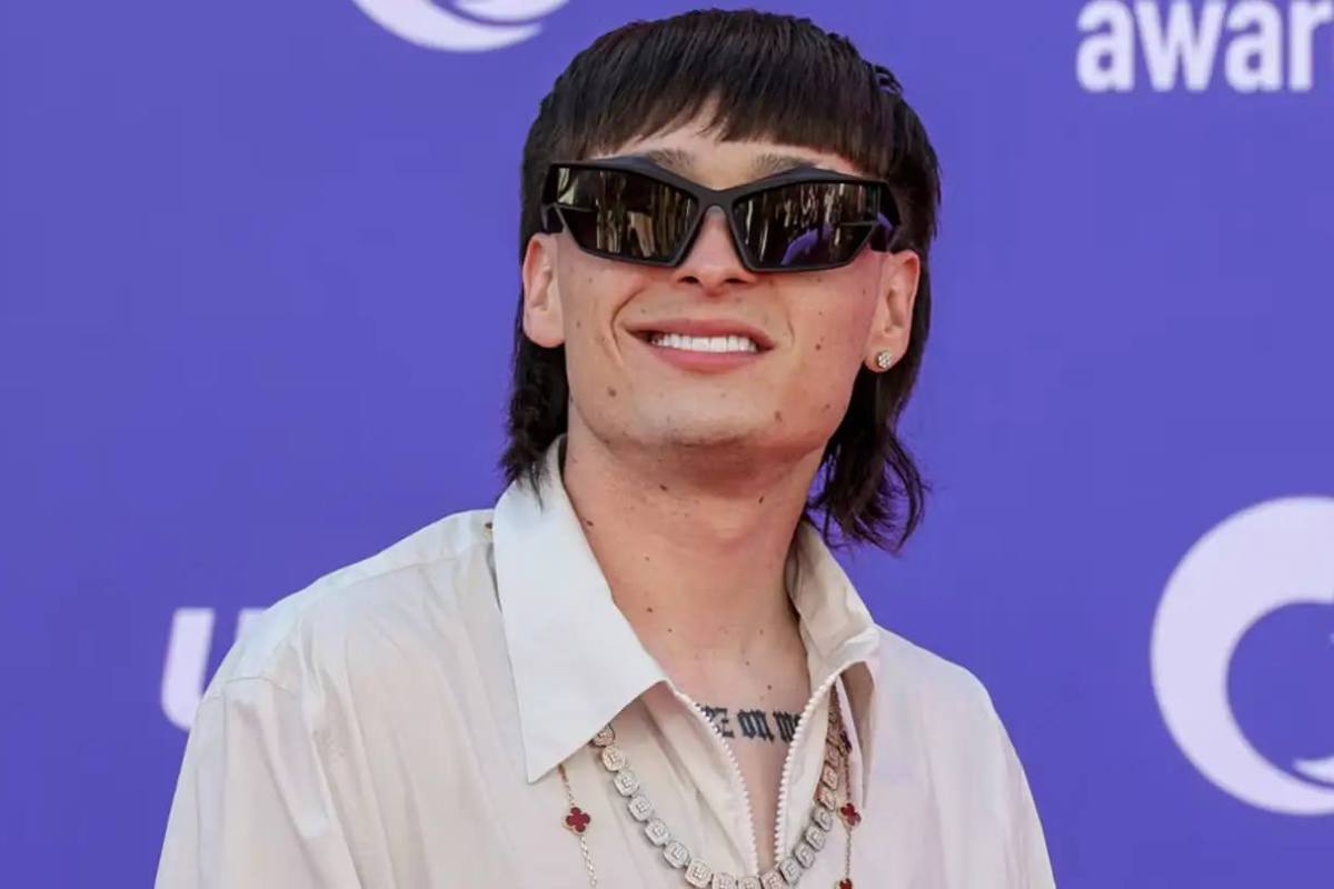 Filtran nueva foto de Peso Pluma con su nuevo look y lo halagan