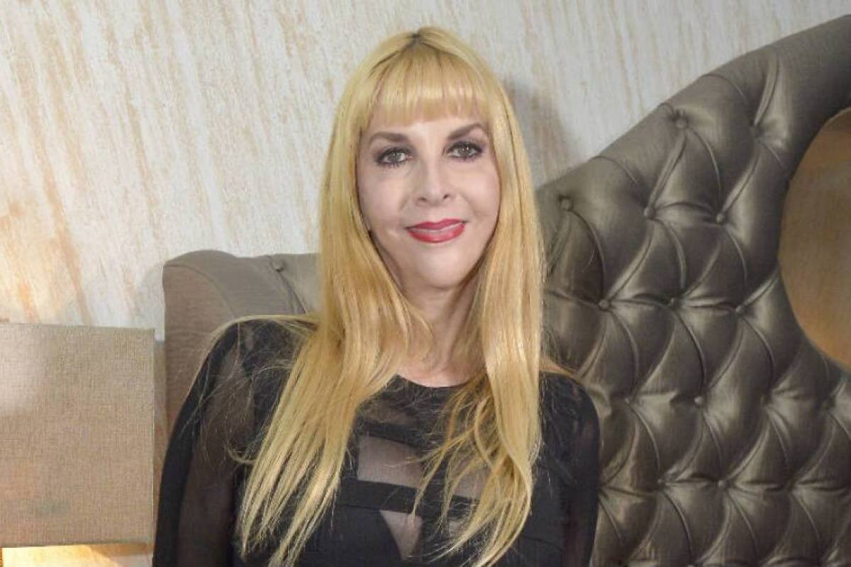 Shanik Berman se hace retoques en el rostro antes de LCDLF