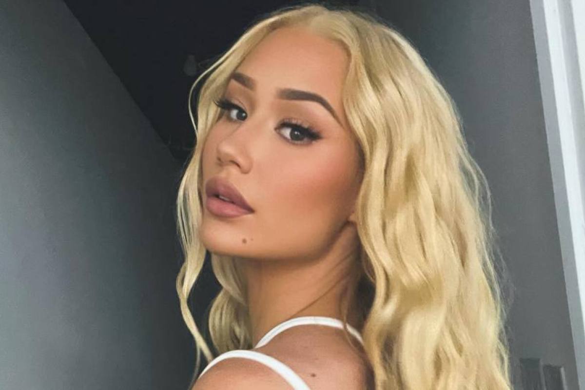 Iggy Azalea presume exuberantes curvas en traje de baño cut out