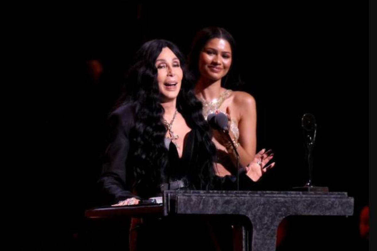 Zendaya hace homenaje a Cher con atrevido vestido