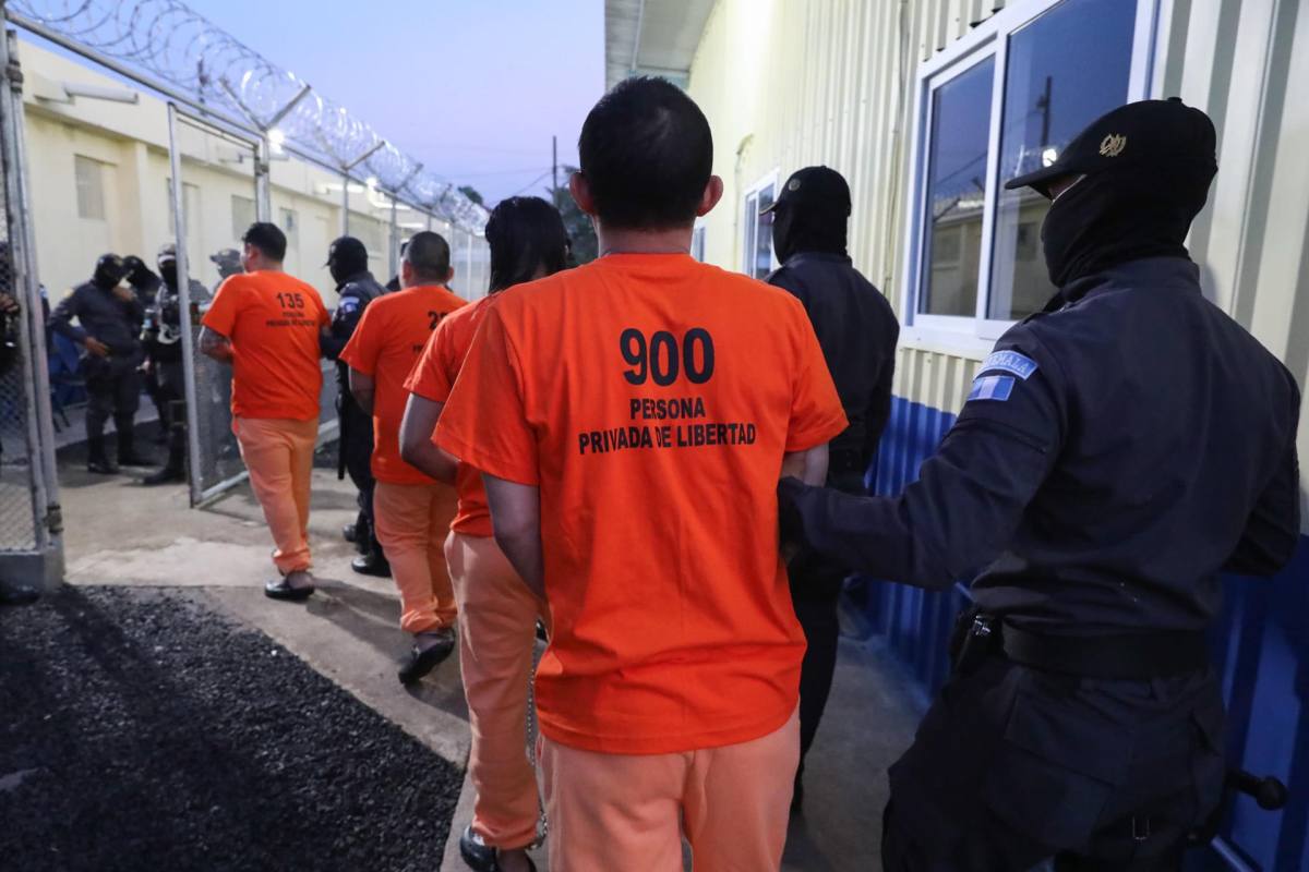 Uso de uniformes y otros detalles de la cárcel "Renovación I"