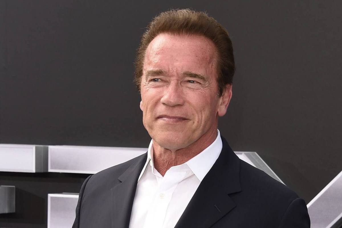 Arnold Schwarzenegger luce "muy viejito"