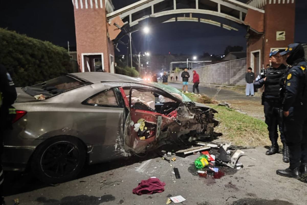 Carro volcado tras accidente en zona 5 de Villa Nueva