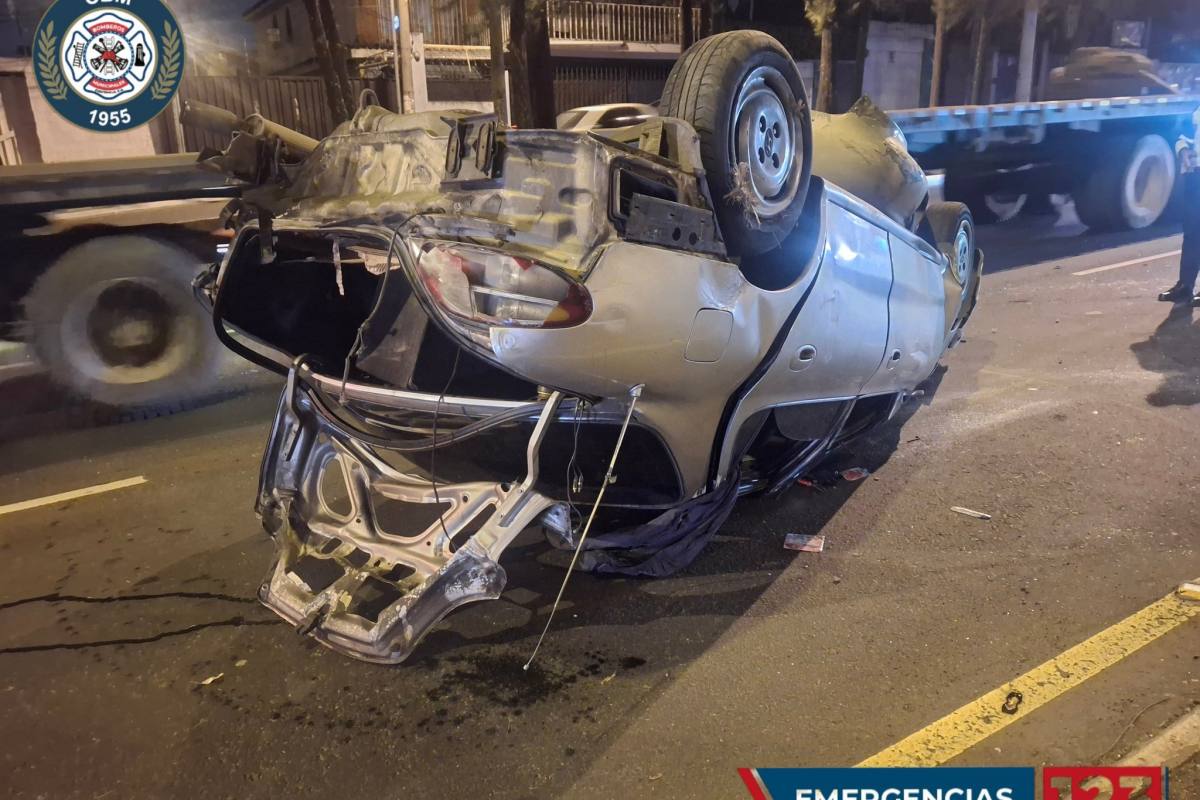 Carro volcado tras accidente en zona 7