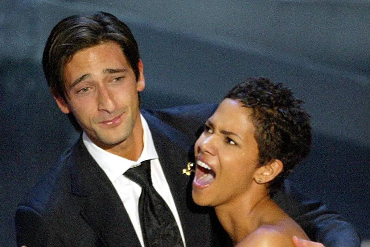 Halle Berry y Adrien Brody se besan en los Oscar 2025