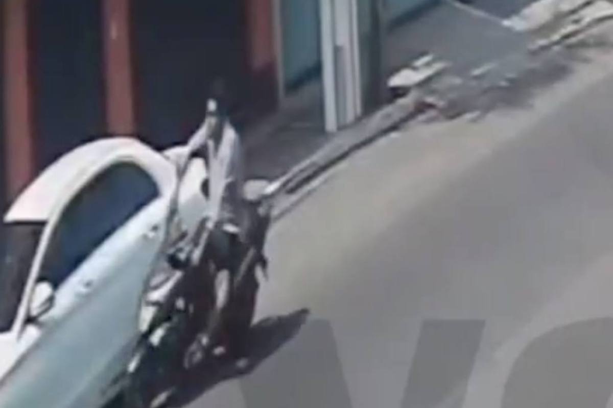 Motorista impacta contra vehículo estacionado y huye