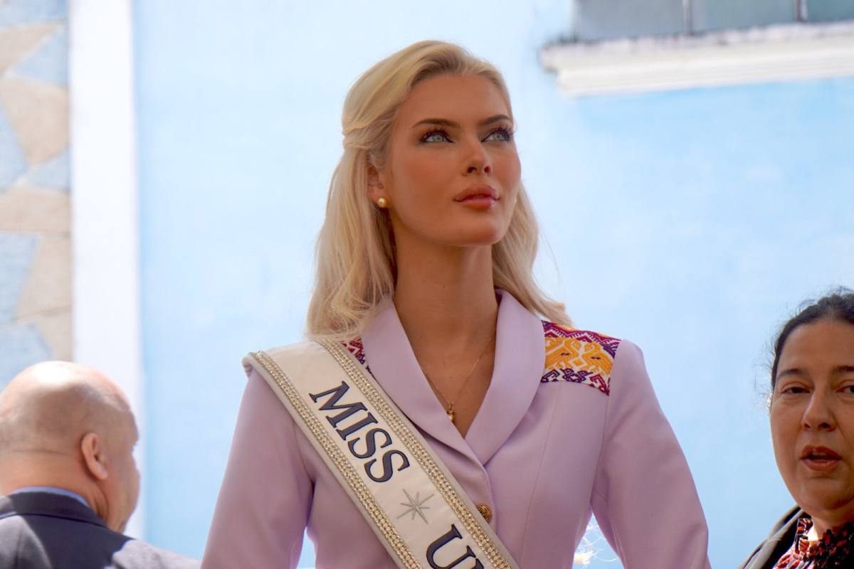 Miss Universo 2025 consuela a fan guatemalteca