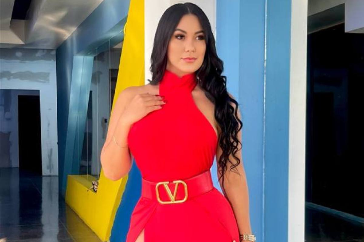 María Villalobos: Modelo Se Desnuda en Vivo Durante Programa