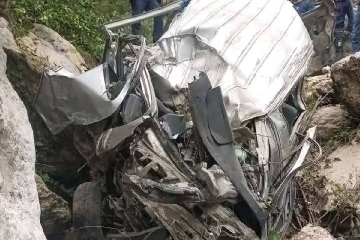 Microbús cae dentro de barranco en Chiantla, Huehuetenango
