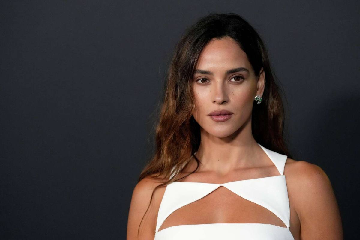 Adria Arjona deslumbra con su atuendo 'mojado'