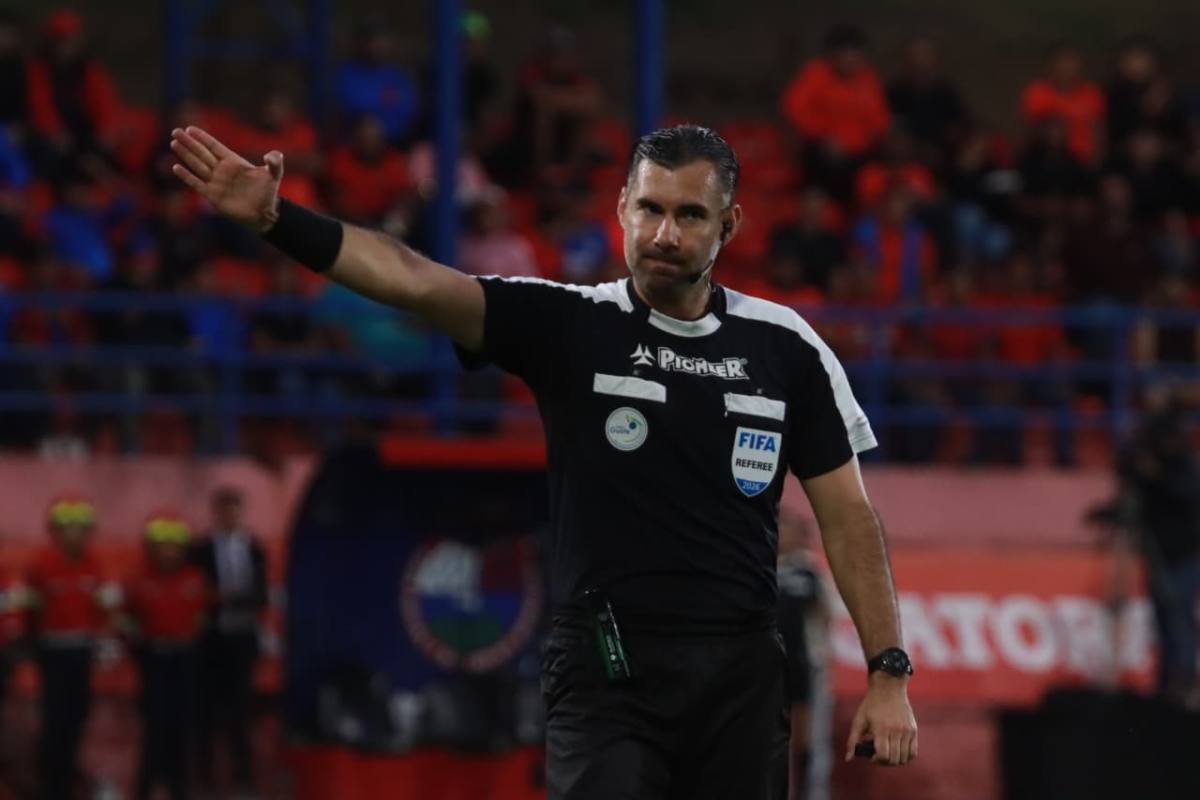 Árbitro Mario Escobar queda fuera del Mundial 2026