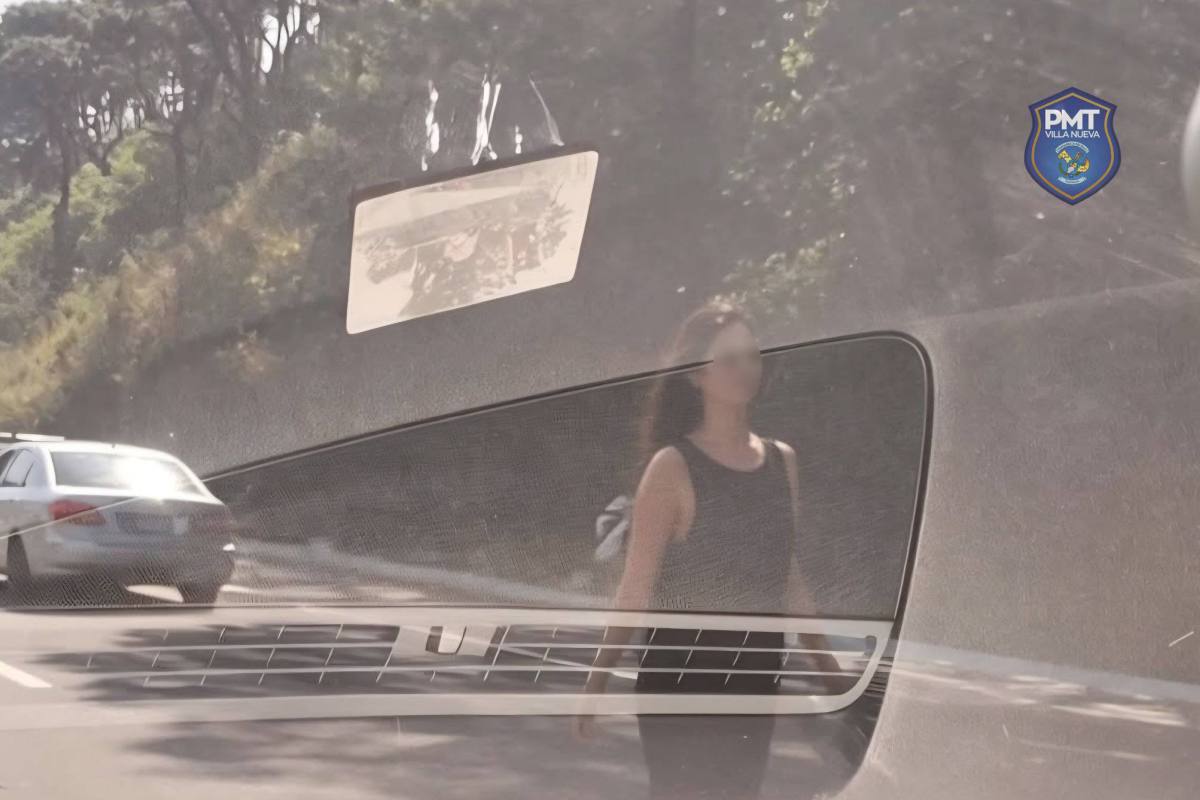 Mujer camina entre carriles en ruta al Pacífico y rechaza apoyo de ...